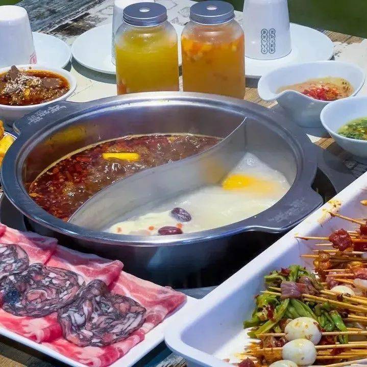 128元抢原价278元【牛签签串串香】套餐！鸳鸯锅底（骨汤+辣）+荤素串串70根（竹签）+刨肉三拼+冒鸭血..._菜品_地道_味道