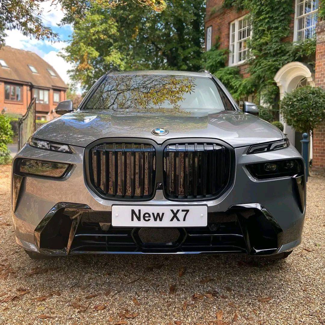 宝马X7“强势归来”，黑武士造型+电磁悬挂+4.4T+8AT，炫酷_搜狐汽车_搜狐网