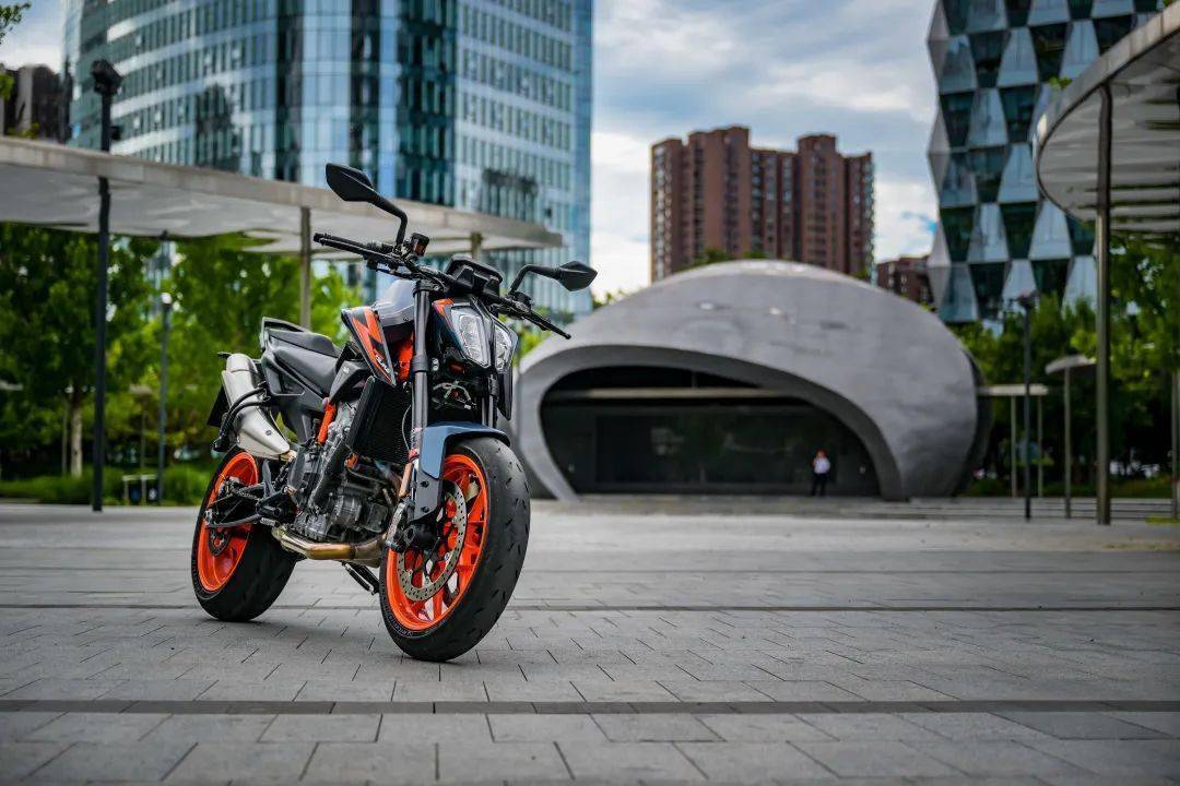 车评：超级利刃出鞘，又快又猛的KTM 890 DUKE R！_搜狐汽车_搜狐网