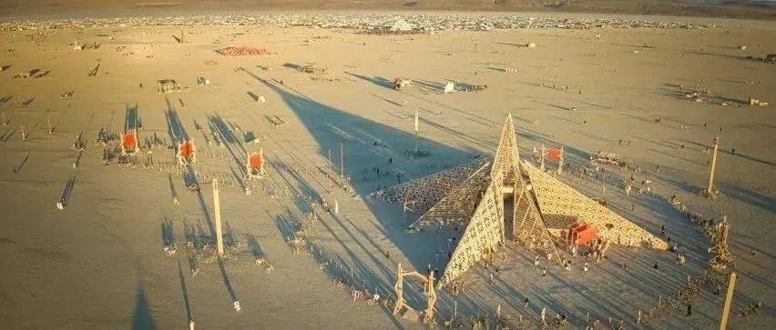 来自2022年“火人节”沙漠深处的11个艺术装置_Man_作品_设计