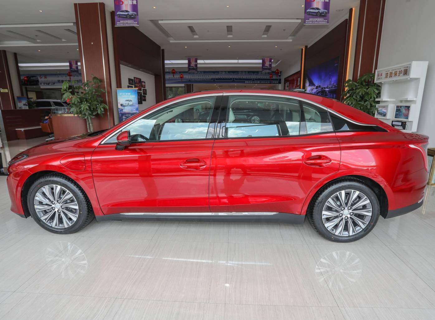 花21万买一台23款红旗E-QM5 PLUS电车值不值？看完你就懂了_搜狐汽车_搜狐网