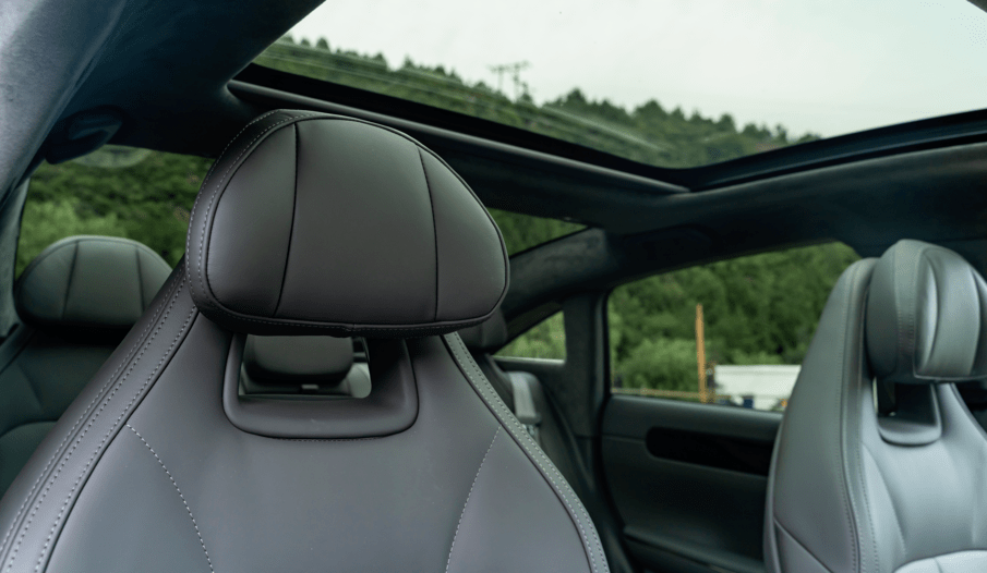 实拍零跑C01：3.66s破百！续航717km 纯电轿车“价格屠夫”？_搜狐汽车_搜狐网