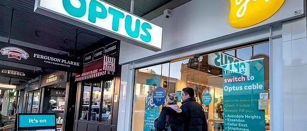 Optus用户数据泄露事件震惊全澳，1/3居民受影响！多州政府采取措施，昆州居民可免费换驾照号码_信息_客户_澳洲