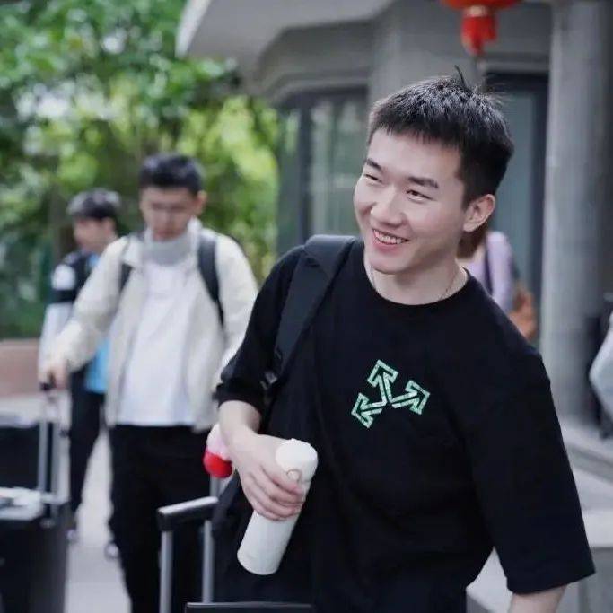 JDG财大气粗！12人团队出征S12世界赛，Missing身材格格不入！_北美_出发_前往