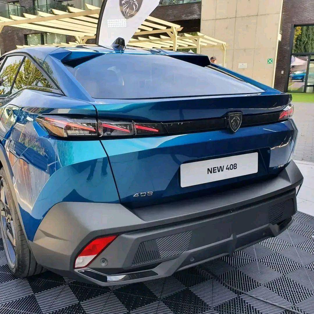 新版标致408X曝光，宽体轿跑造型+1.6T，跨界范十足，犀利霸气_搜狐汽车_搜狐网