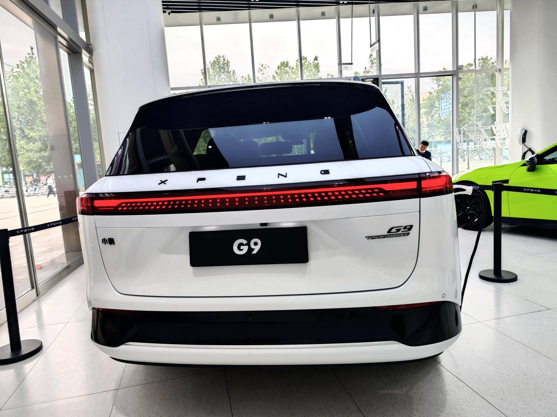 选它还是理想L7？实拍体验小鹏G9 外形简洁/内饰科技感强_搜狐汽车_搜狐网