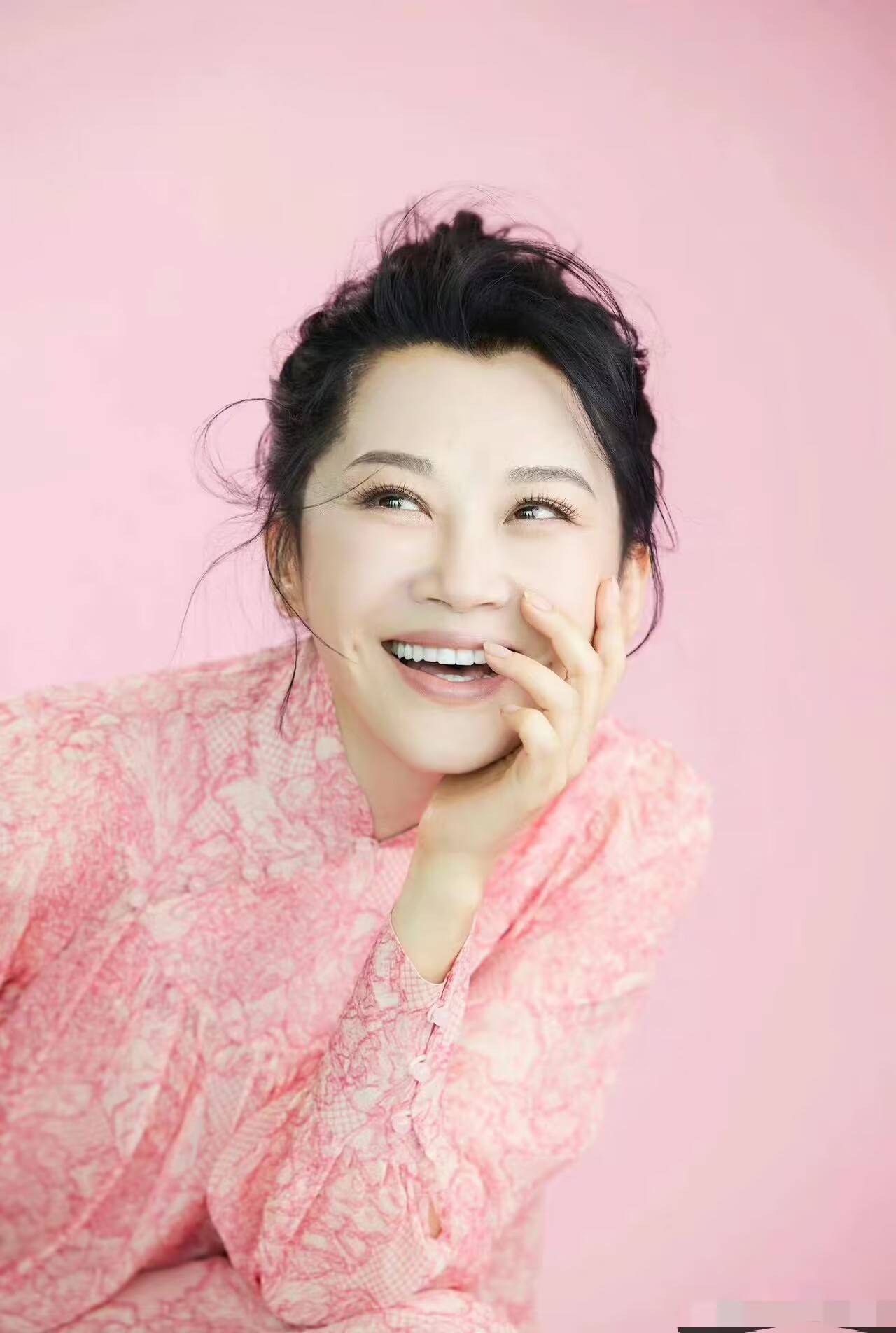 许晴近照曝光，穿粉色长裙53岁活似少女，网友：求冻龄小秘诀保养照片演技