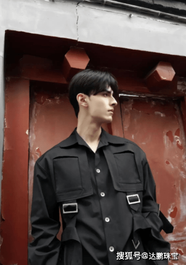 演员艾尔番·艾则孜，我相信这酷似混血的颜值未来肯定片邀不断吧_电影_新疆_男孩