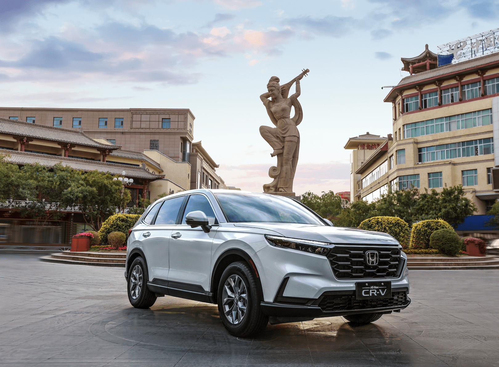 这两款新车近期最火！燃油车天花板VS电动新贵 随便买也不亏？_搜狐汽车_搜狐网