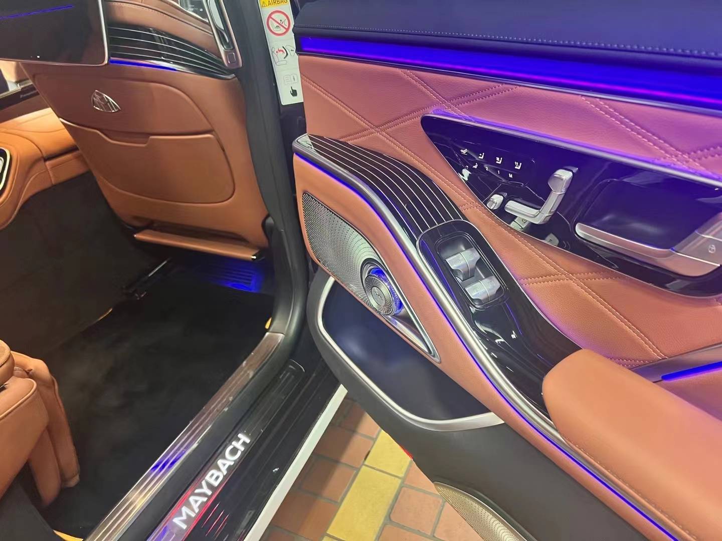 21-22款迈巴赫S480升级电动后门、钢琴黑条纹桃木饰板，旋转高音_搜狐汽车_搜狐网