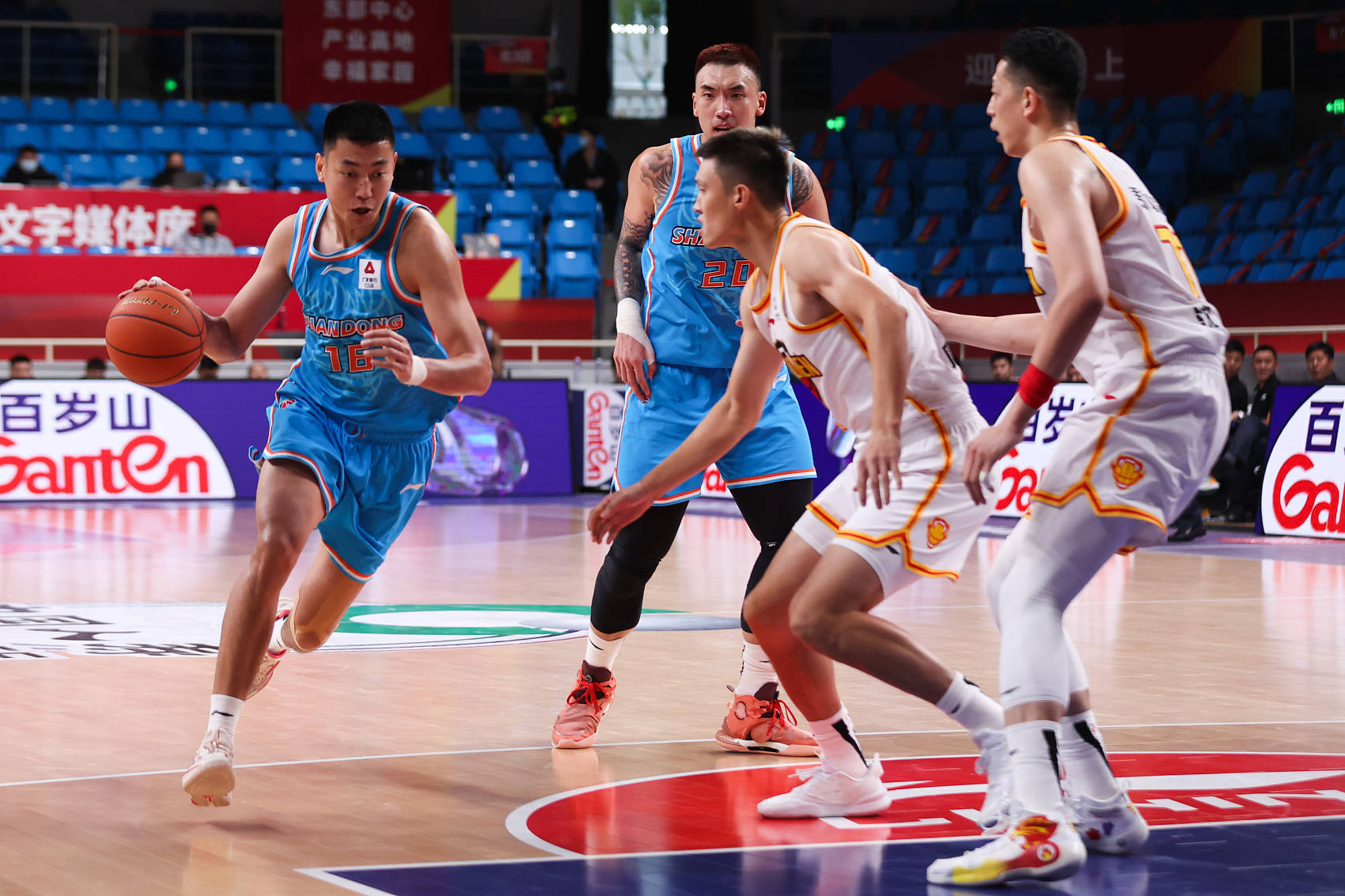 CBA|周鹏用防守带动球队，深圳击败山东队取赛季开门红_球员_实力_外援