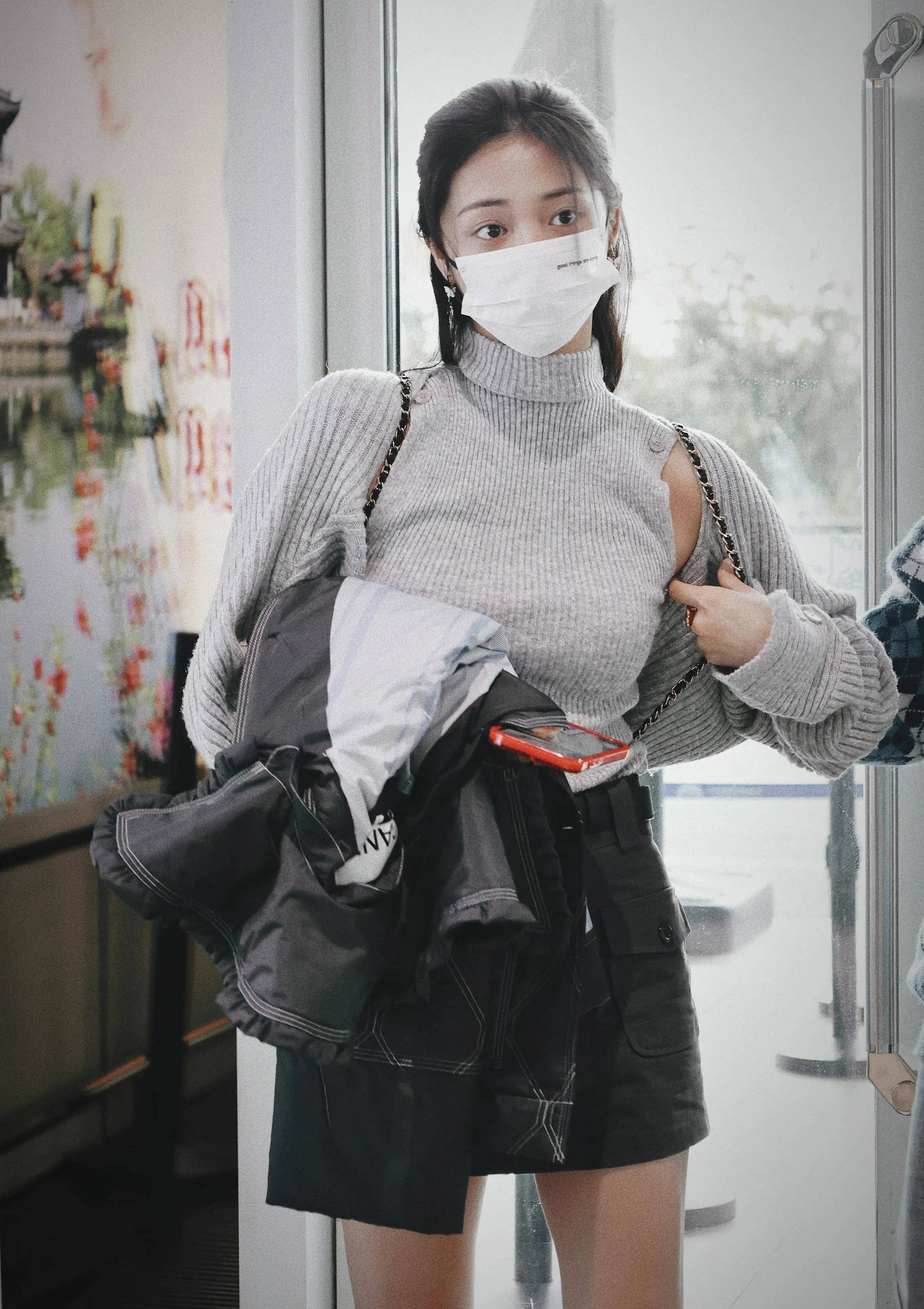 针织毛衣怎么穿？可以参考周洁琼，搭配黑色半裙优雅大方 -6park.com