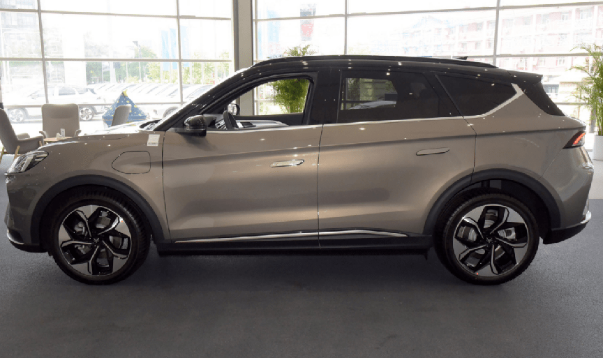 同为20W+纯电车，极狐这款车空间比天际ME7更宽敞，续航还更强_搜狐汽车_搜狐网