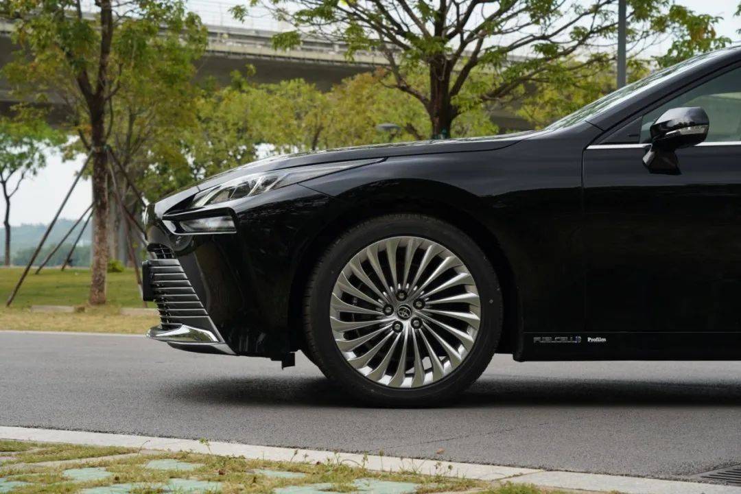 国内氢能源的先驱，试驾丰田限量50台的Mirai！_搜狐汽车_搜狐网