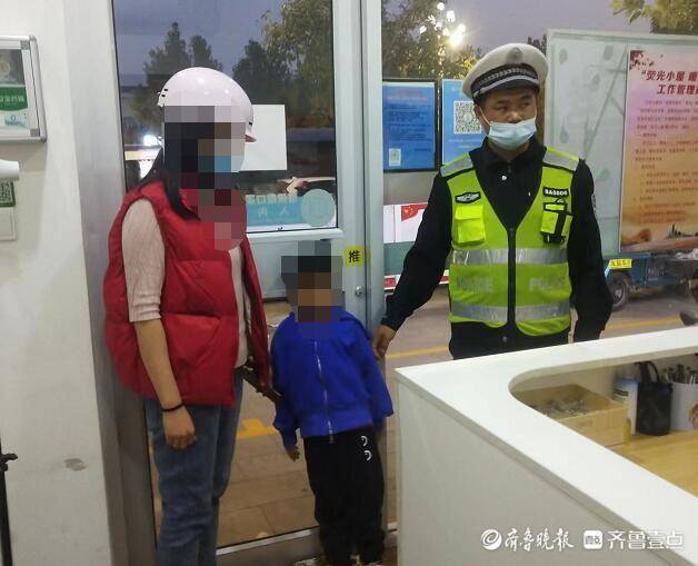 粗心家长将5岁娃落广场,聊城交警暖心帮他找到家人孩子男孩母亲