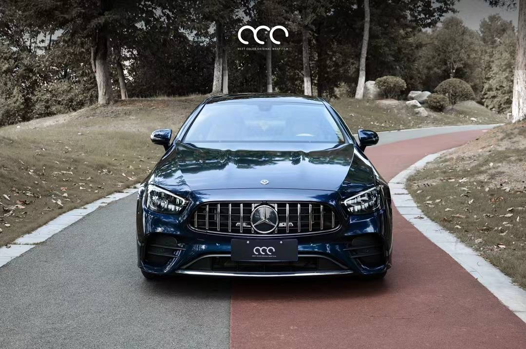奔驰E260漫彩改色膜PET午夜蓝，平添了神秘感_搜狐汽车_搜狐网