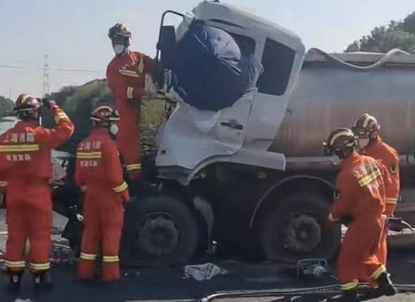 今晨8时G1503绕城高速三车相撞 一人不幸身亡_事故_处置_罐车