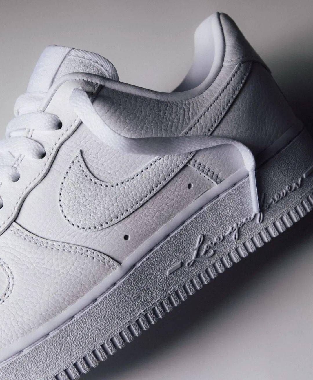 今年最华丽的“纯白”空军一号发售日终于确认！Drake AF1联名即将登场_Yeezy_Supreme_设计