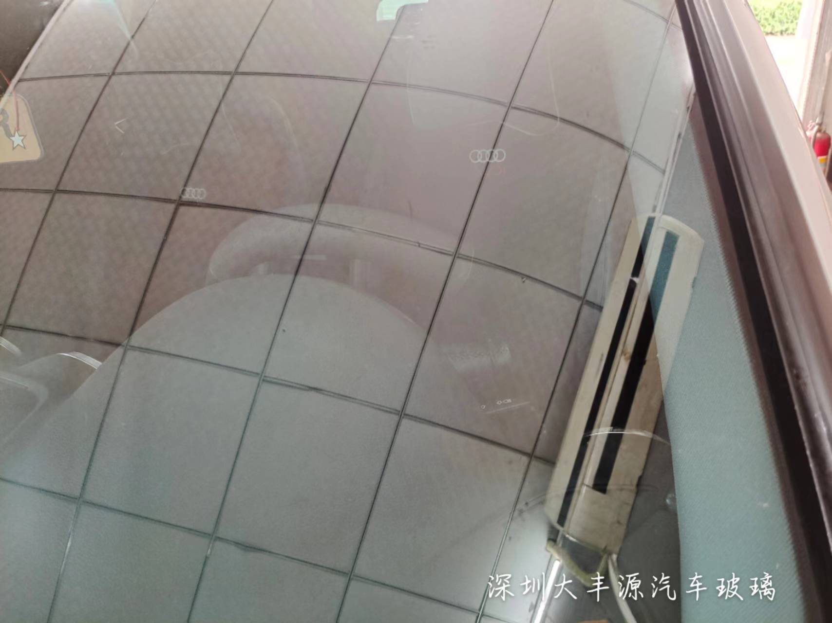 汽车前挡风玻璃被石子砸出裂纹怎么办？挡风玻璃裂痕怎么修复？搜狐汽车搜狐网