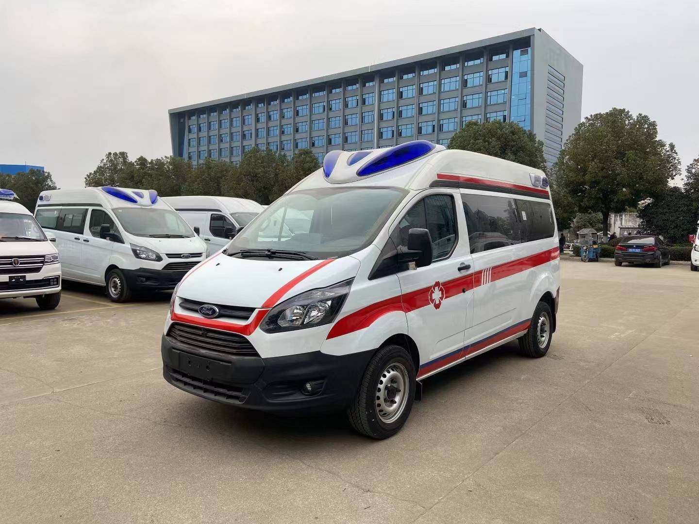 救护车厂家图片实拍：福特牌负压救护车配置详细解读，福特V362负压救护车介绍_搜狐汽车_搜狐网