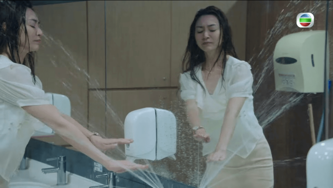 28岁TVB小花上演“湿身”！63岁男主救场！网友赞白色小背心养眼_黄嘉雯_林敏骢_观众