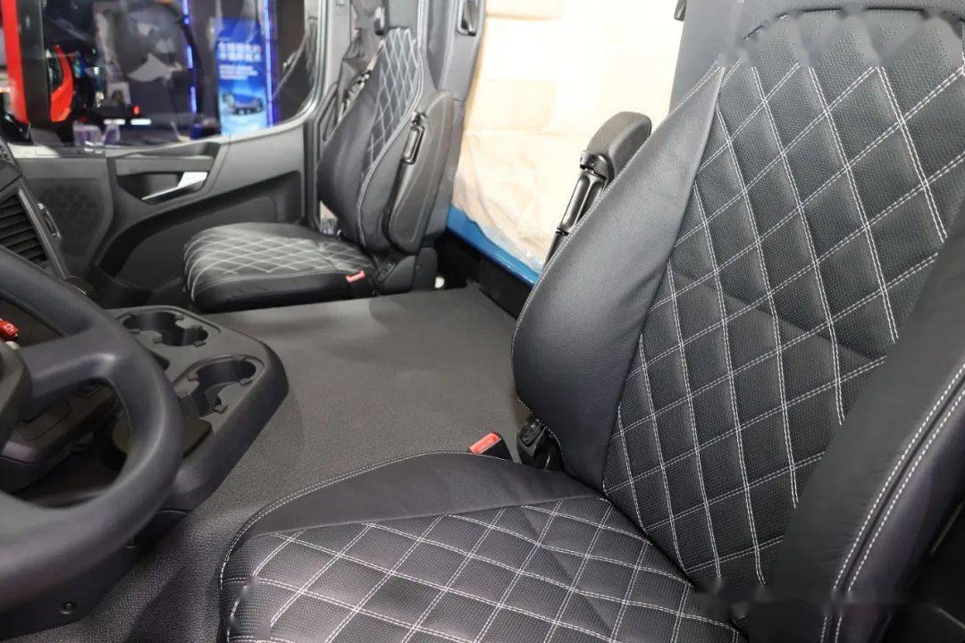 250吨德意志重拖迎来新鲜血液 打探奔驰Arocs 4863 SLT 8x8国六大件牵引车_搜狐汽车_搜狐网