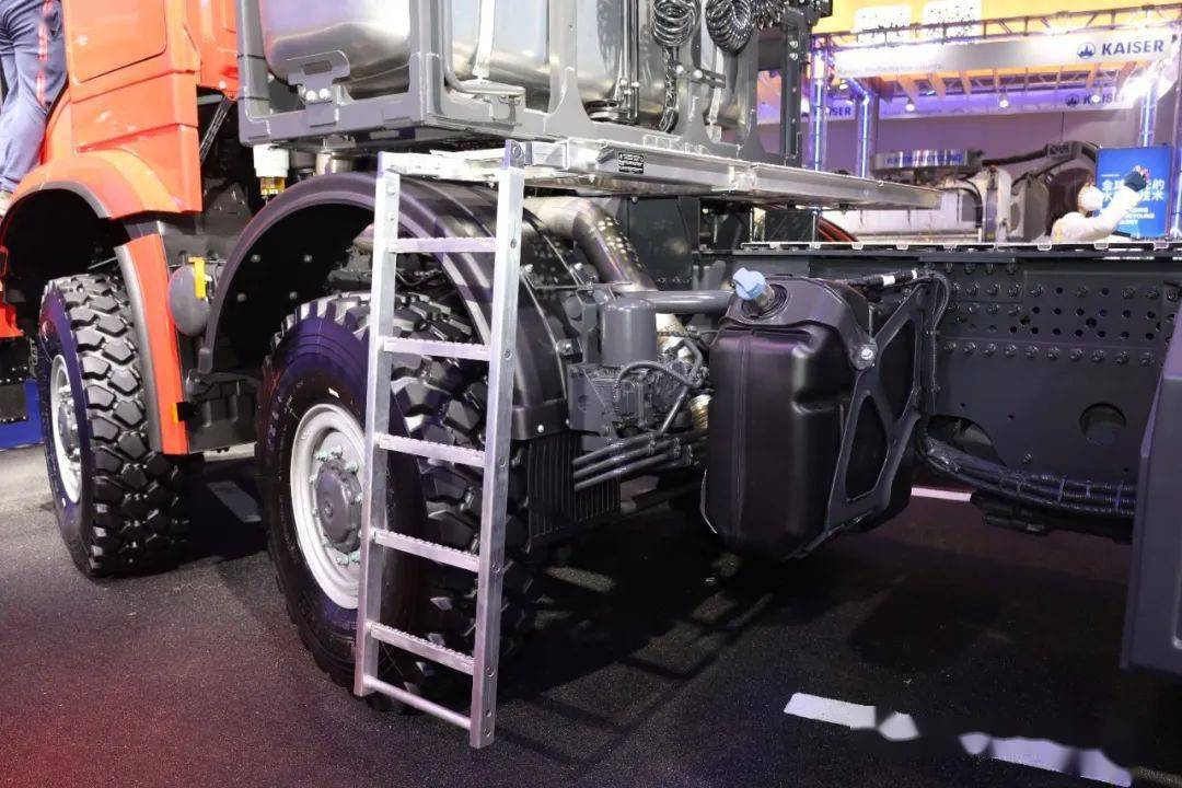 250吨德意志重拖迎来新鲜血液 打探奔驰Arocs 4863 SLT 8x8国六大件牵引车_搜狐汽车_搜狐网