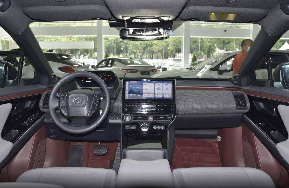 实拍广汽丰田bZ4X，轴距2850mm，入门续航400km，仅19.98万起_搜狐汽车_搜狐网