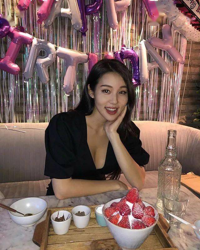 38岁“最美警花”撩走26岁肌肉男，网友：这极品身材太太太可了！ -6park.com