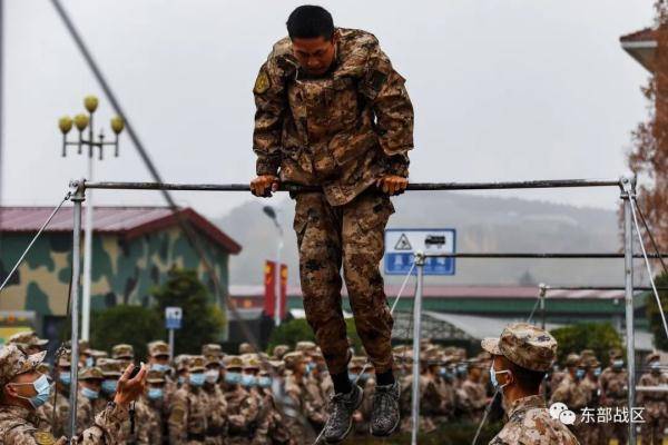 太牛了!单杠卷身上,他一口气做了649个!训练纪录战友