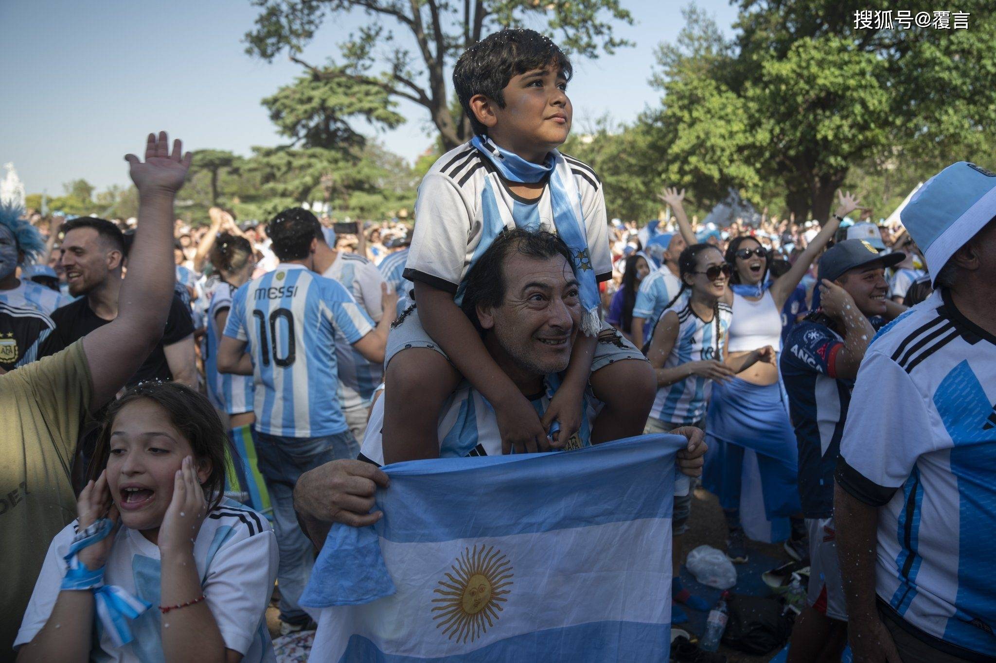 阿根廷国旗：蓝色、白色代表什么？人脸太阳又有什么含义？_西班牙_独立_费尔南多
