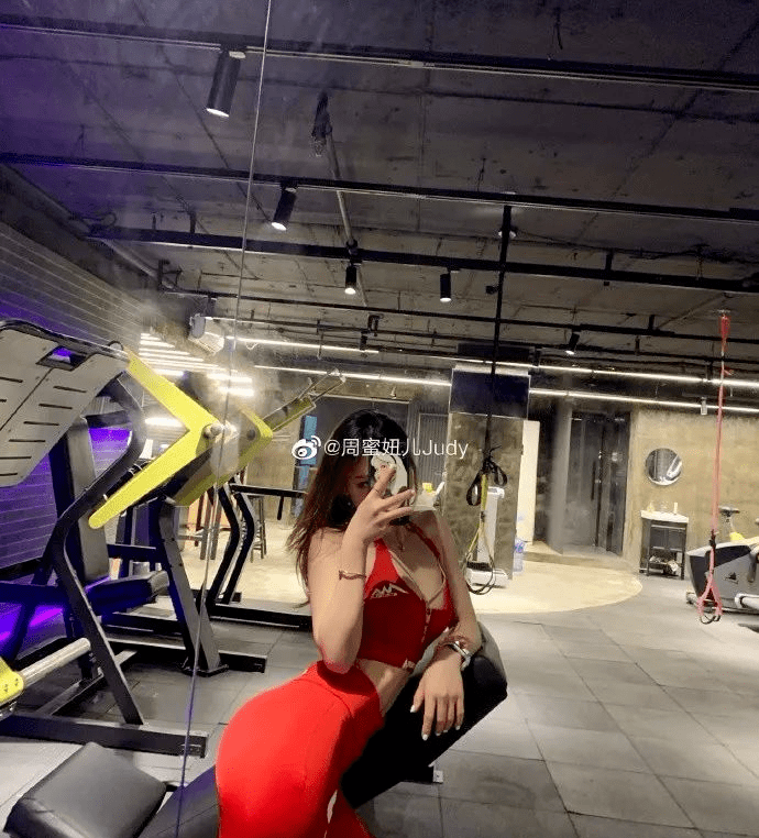 21岁上海翘臀女王晒自拍,黄金妖身惹舔屏,太致命了!运动锻炼身材
