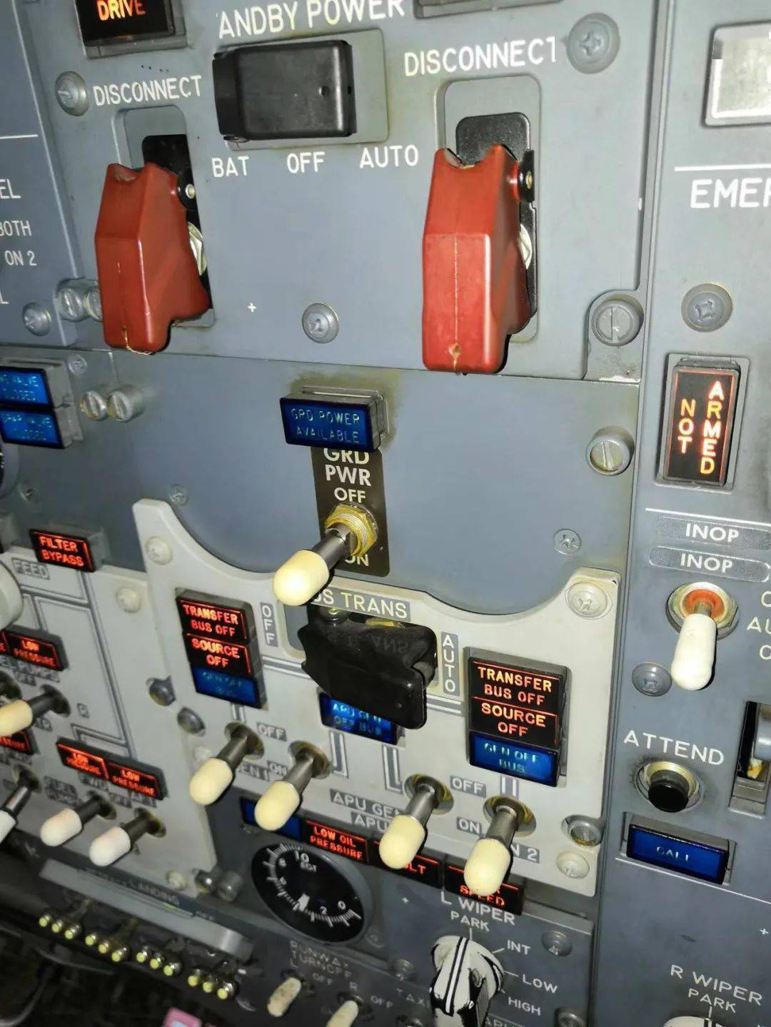 案例分享 | APU起动好后APU GEN OFF BUS灯不亮_供电_电源_面板