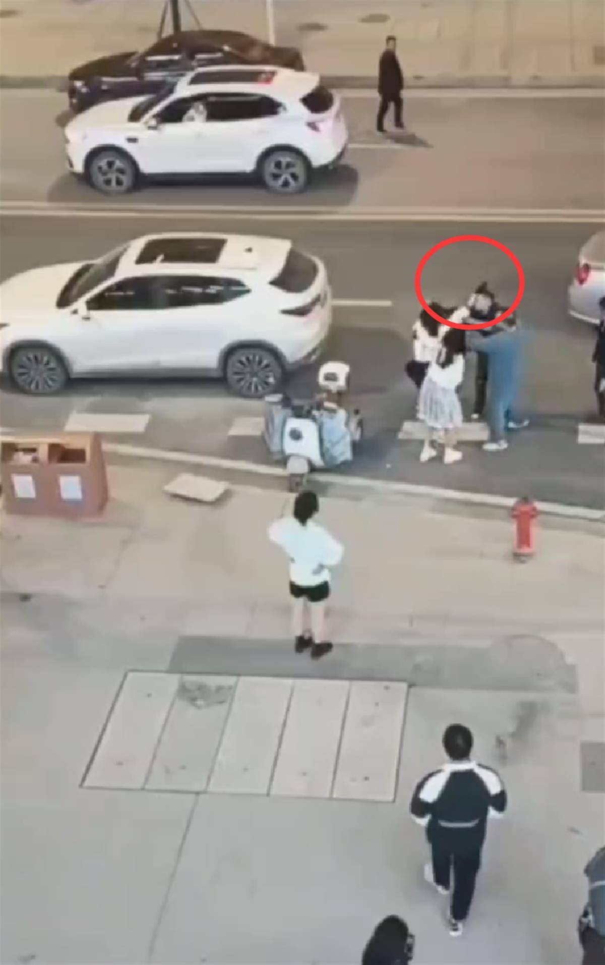 男子疑似强吻女子遇反抗后，飞腿将女子重重踹倒，警方介入处理塘渡口镇邵阳