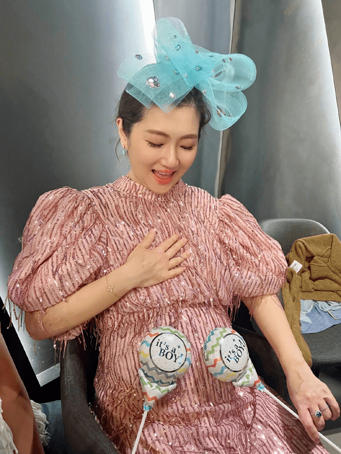 Selina男友正脸照引热议，长相神似土拨鼠，网友遭吐槽难怪不领证_牙齿_腰果_眼睛