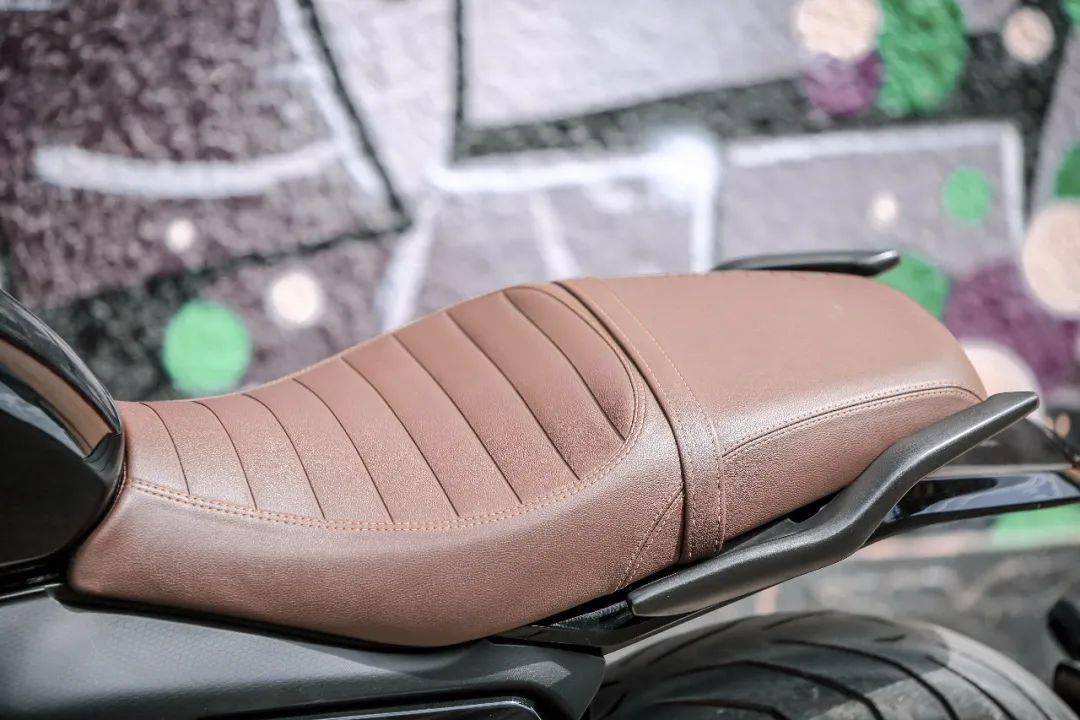 一匹2023年中量级英伦复古黑马——赛科龙RE560_搜狐汽车_搜狐网