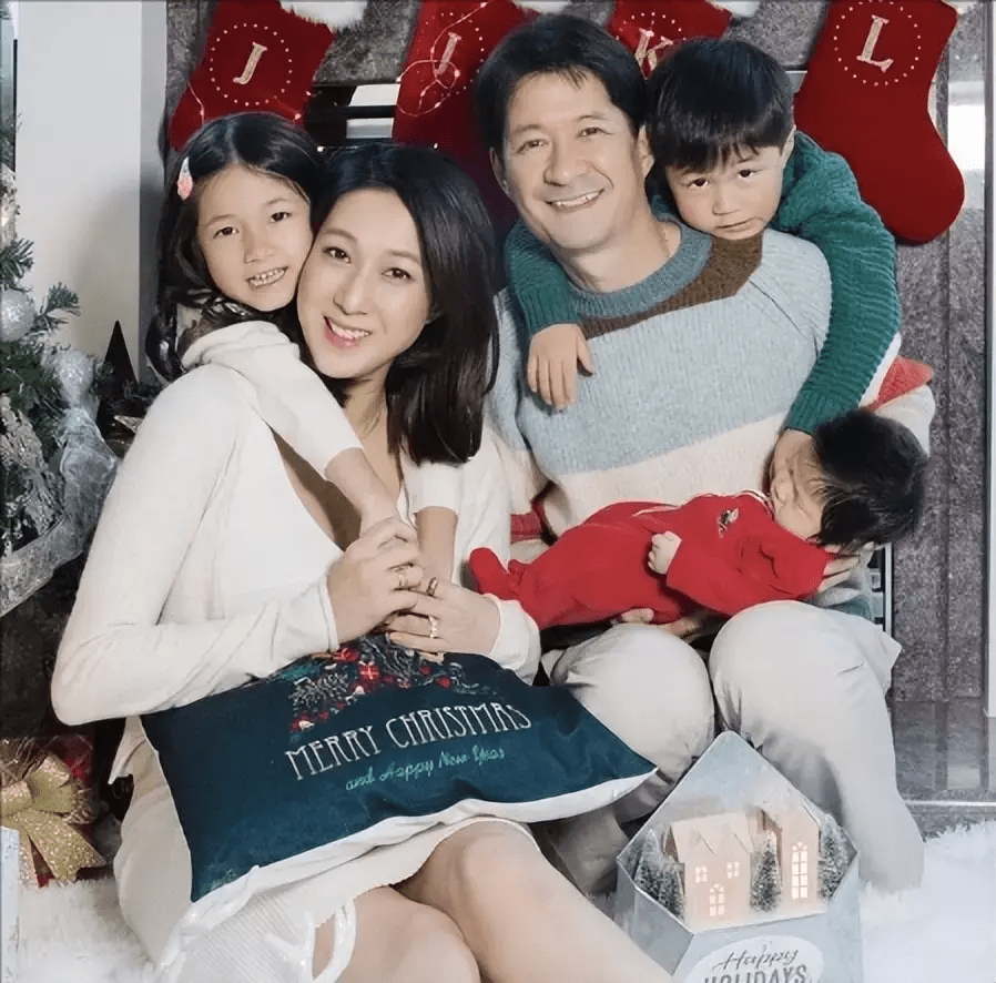 TVB前当家花旦罕晒丰满事业线，嫁大13岁丈夫，结婚后定居加拿大_钟嘉欣_李亚男_网友