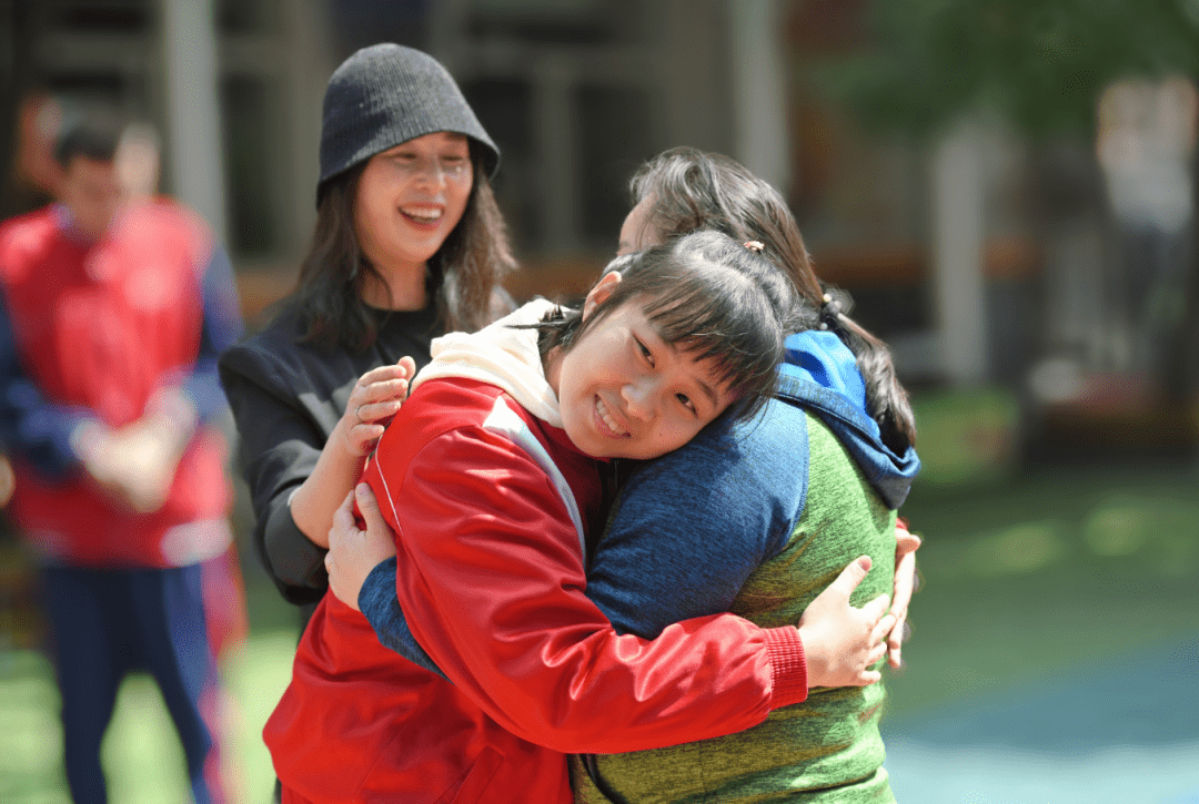 图话丨十几年如一日!一位特教学校里的陪读妈妈郝继萍李佳颖女儿
