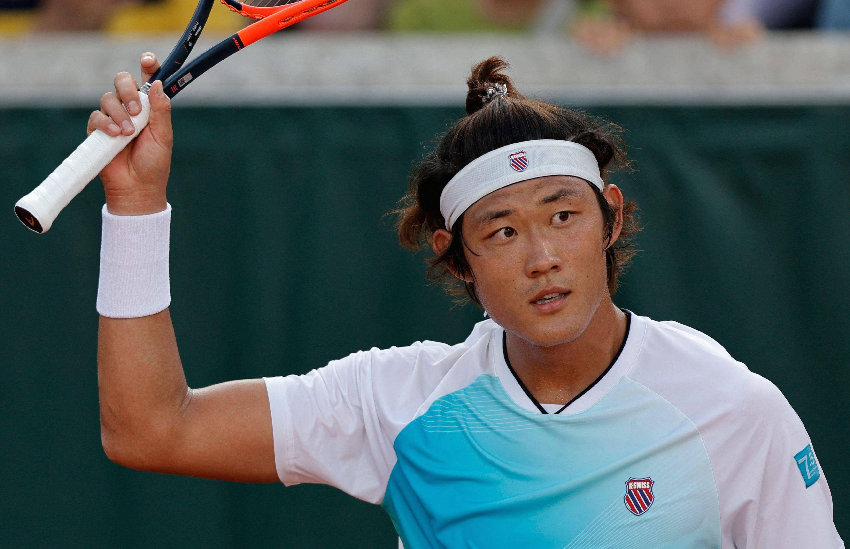 在“不喜欢的红土”突破自我，张之臻赢下中国选手法网男单首胜_首轮_约维奇_对手