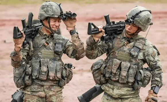 看清楚并非美军！国内重装机枪手，全套战术装备加火箭筒不输西方_班用_解放军_单兵