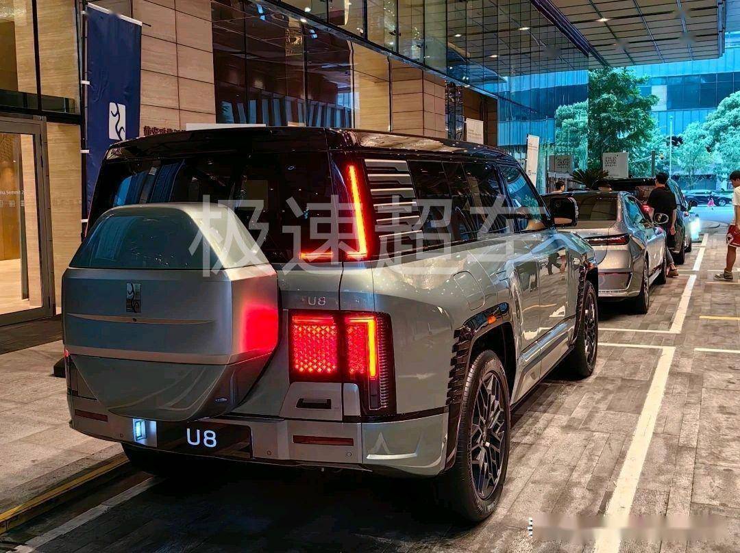 气场全开！比亚迪仰望U8“灯光效果”曝光，棕色内饰更显精致大气_搜狐汽车_搜狐网