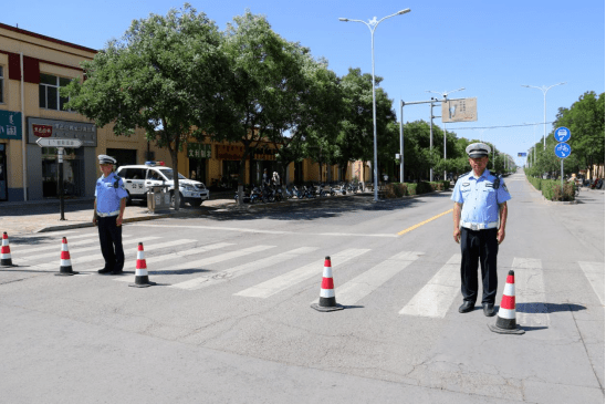 鄂托克旗交警“闪送”身份证 保障考生顺利进考场_谢冬平_刘静_来源