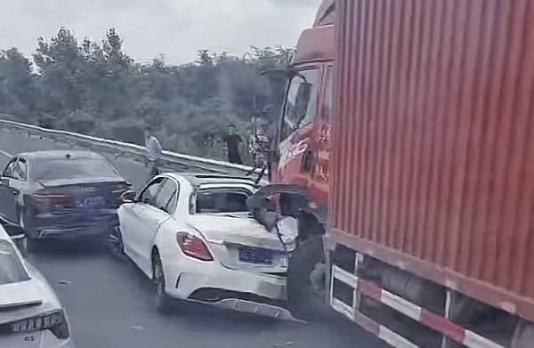 G1503近浦卫公路3车追尾 伤者送医救治_事故_轿车_货车