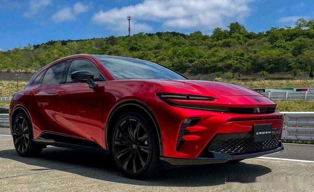 皇冠SUV实车曝光，2.4T引擎动力澎湃，轿跑元素丰富，时尚又犀利_搜狐汽车_搜狐网