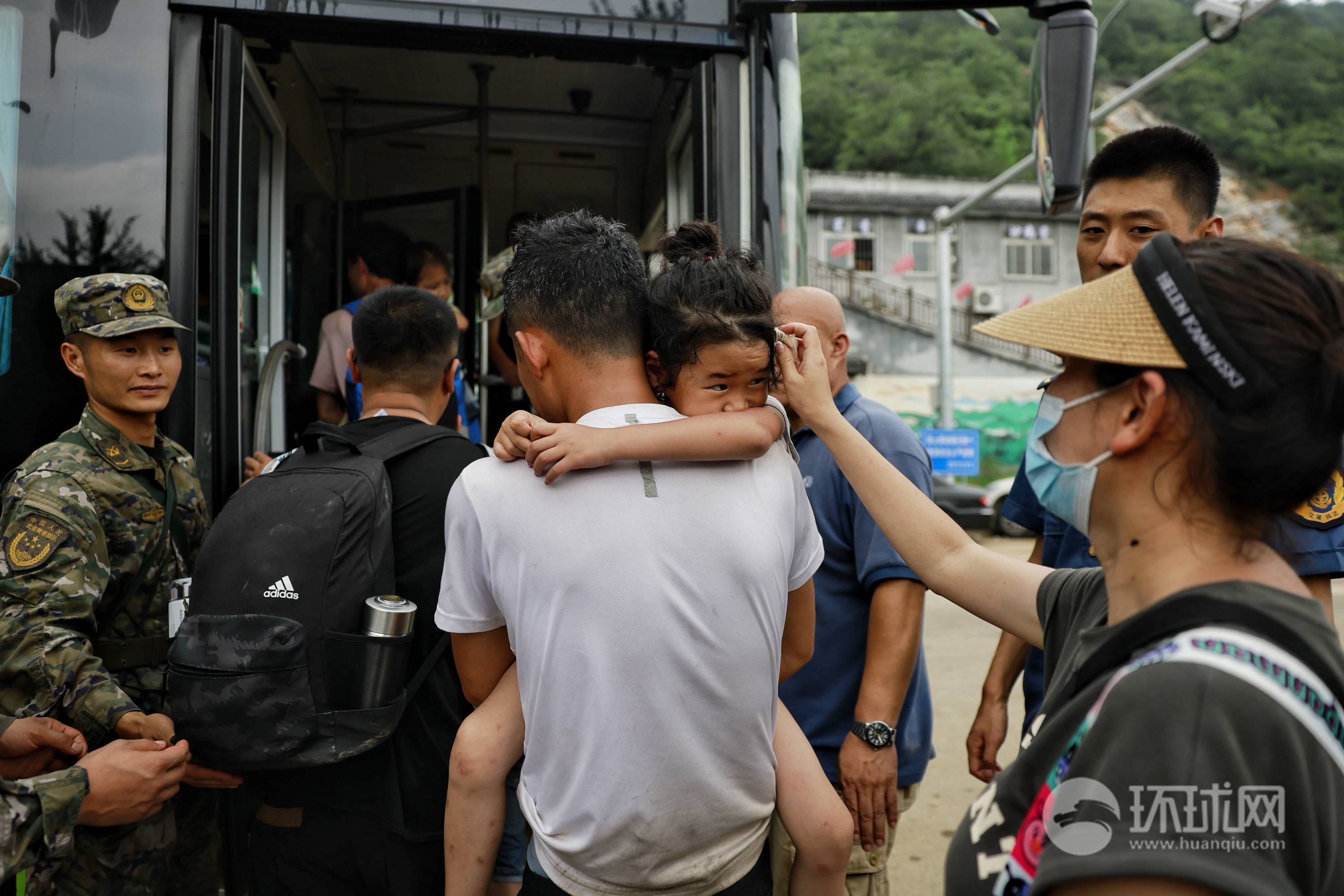 K396次列车第二批400多名乘客脱困_到达_旅客_群众