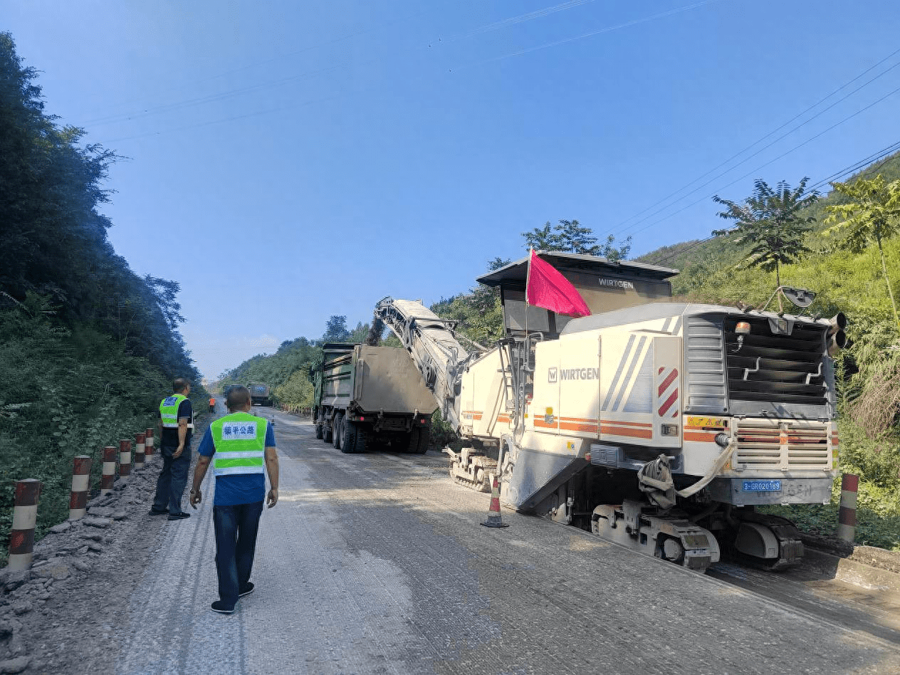 镇平县公路事业发展中心对G207南召界至碾盘沟段道路进行大修施工_路面