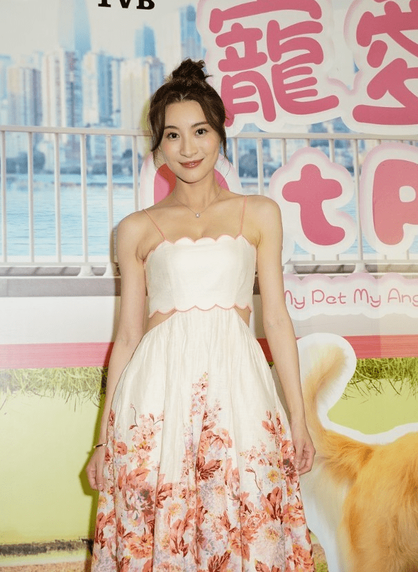 TVB花旦大露背现身！周嘉洛回应亲吻薇薇有身体反应一幕！_嘉洛再_活动_Pet