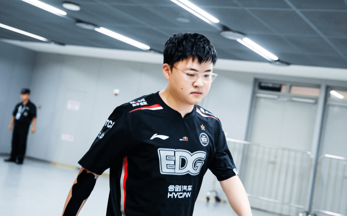 真的还要再打一年？Uzi开启韩服排位，为新赛季做准备？_比赛_冒泡_阶段