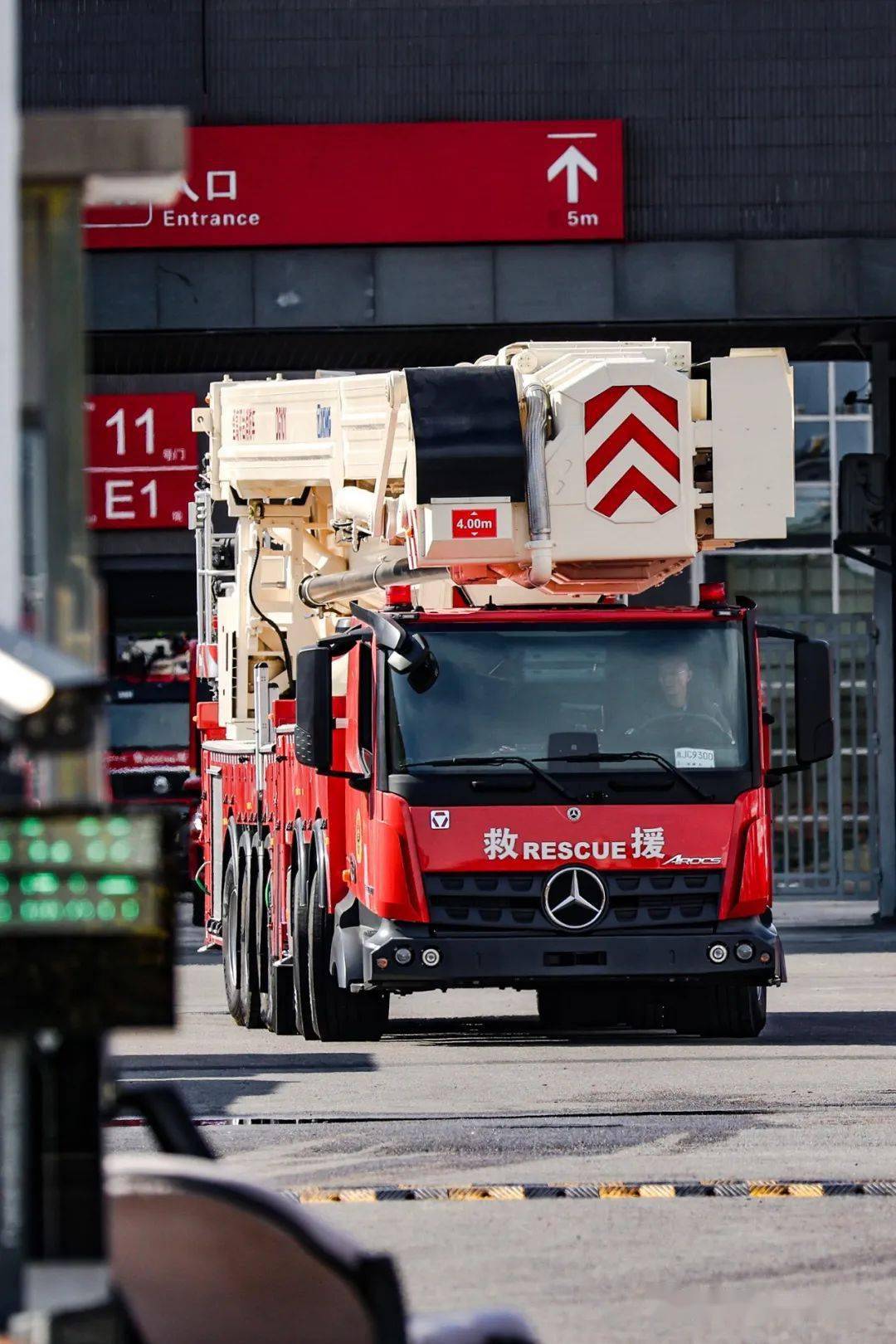 17米车长堪比铰接车！突破自我的梅赛德斯-奔驰Arocs 6863底盘徐工DG101登高平台消防车_搜狐汽车_搜狐网