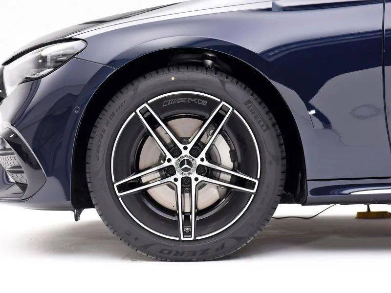 纵置后驱2.0T，豪华优雅奔驰E级，A6L、5系如何招架？_搜狐汽车_搜狐网